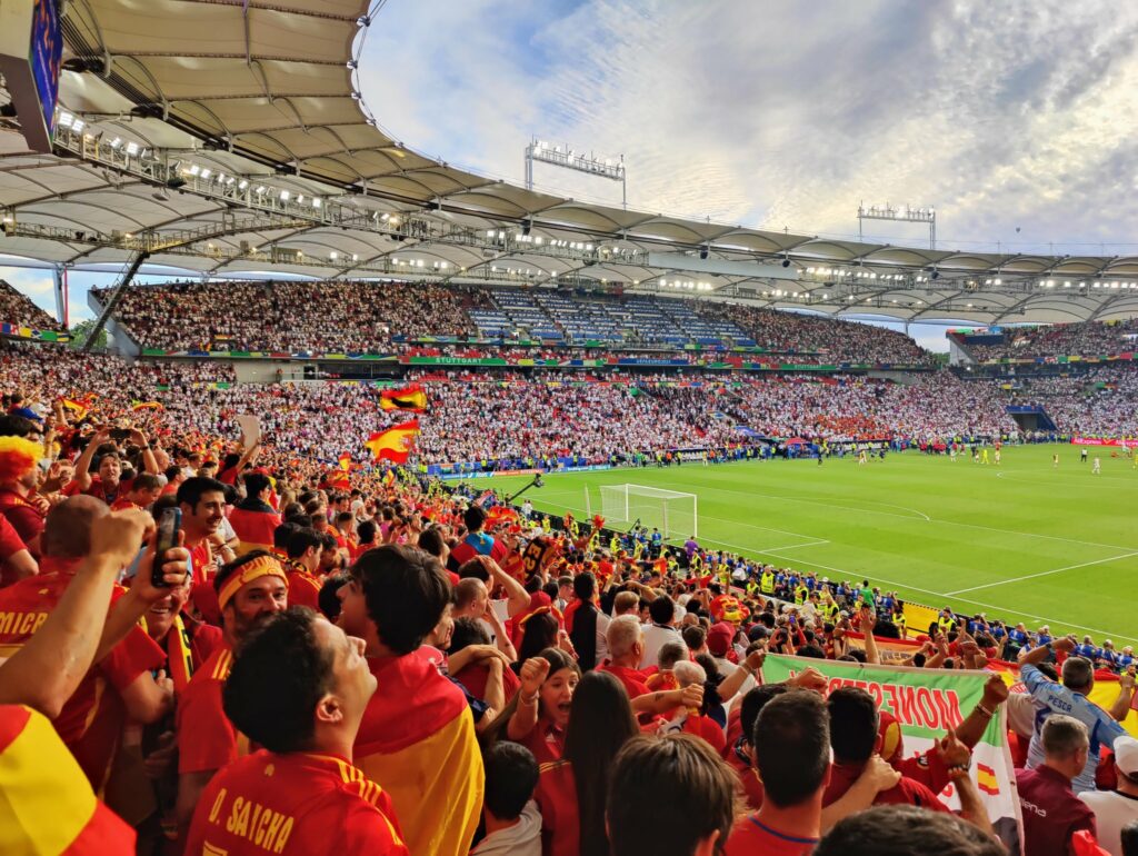 Embajada de la afición: los aficionados se autogestionan en la EURO2024 ...